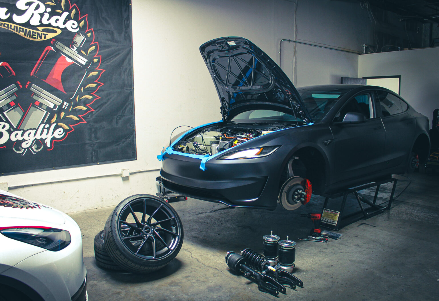 Tesla Bag & Bracket System | Air Ride Equipment